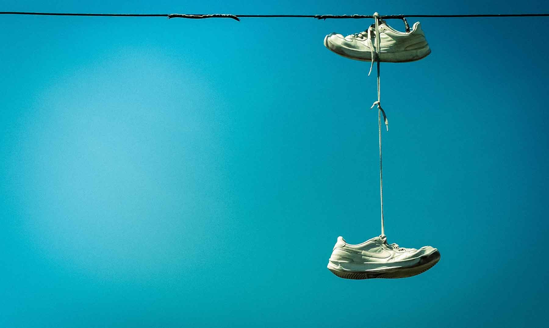 El significado de las zapatillas colgadas en los cables de luz – Paralelo32